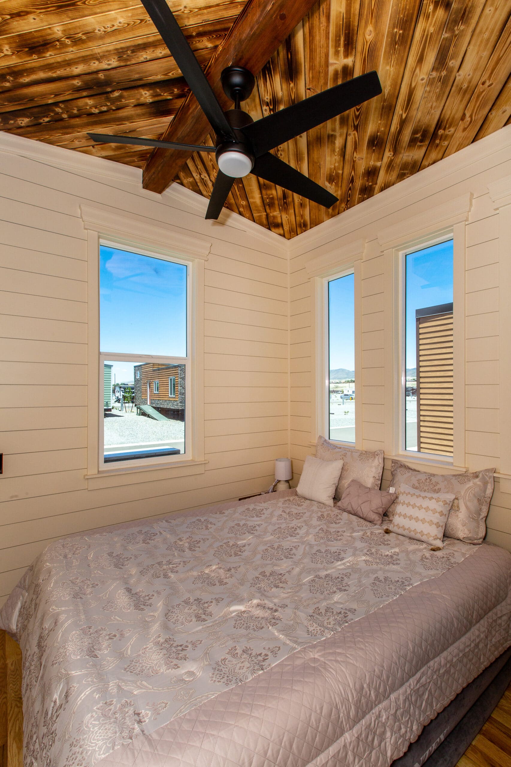 Explore the Most Stunning Tiny Cabins - Get Inspired Now! - United Tiny ...